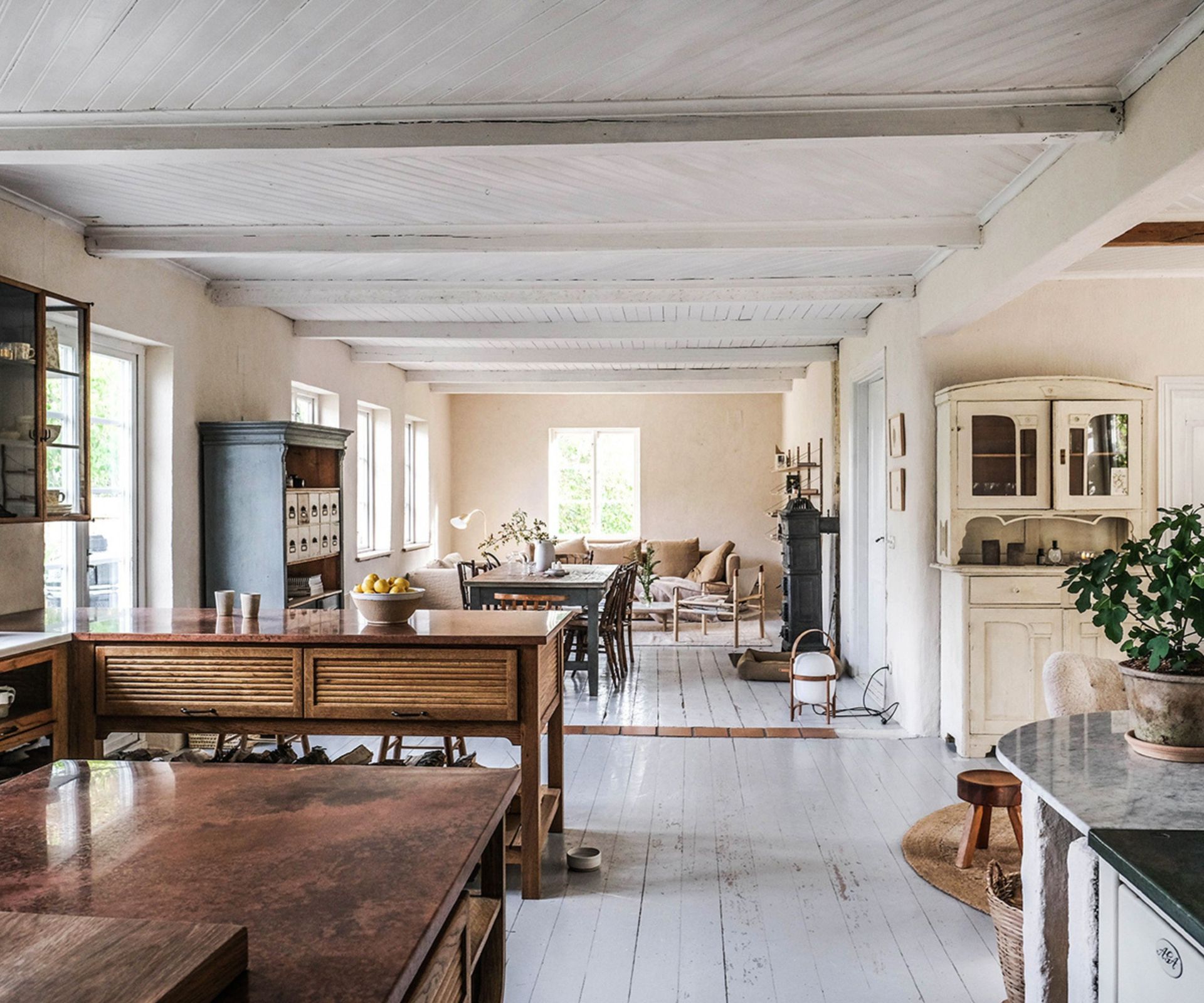 What is a peninsula kitchen layout? Experts weigh in | Homes and Gardens