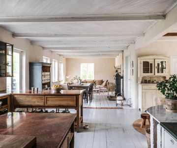 What is a peninsula kitchen layout? Experts weigh in | Homes and Gardens