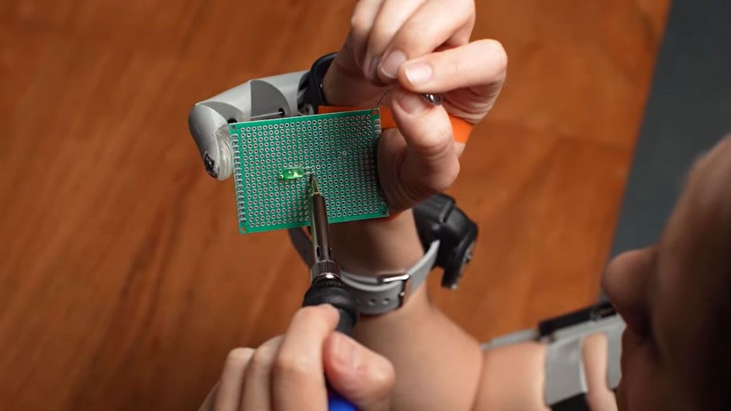 Scientists demo robotic 'third thumb' — get a gaming advantage with an ...