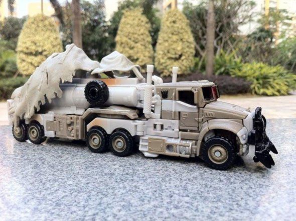 New Transformers: Dark Of The Moon Set Photos Show Off Megatron In ...