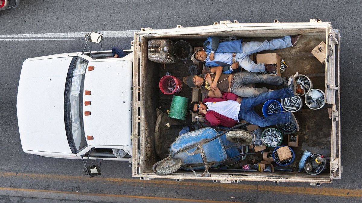 Documentary photographer captures Mexican workers on daily commute ...