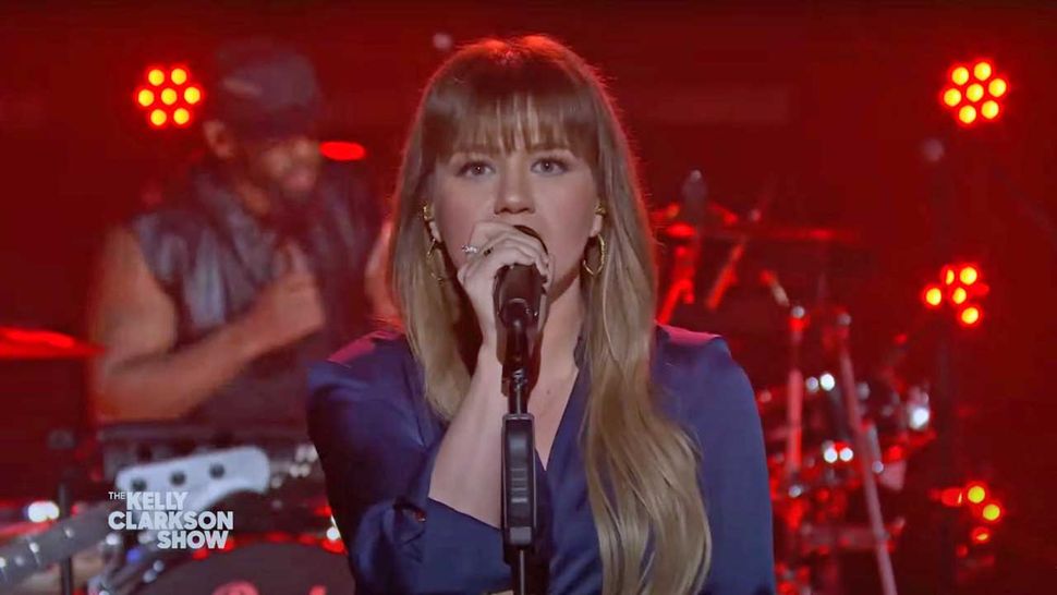 Kelly Clarkson covers Metallica's Sad But True: It has never sounded so ...