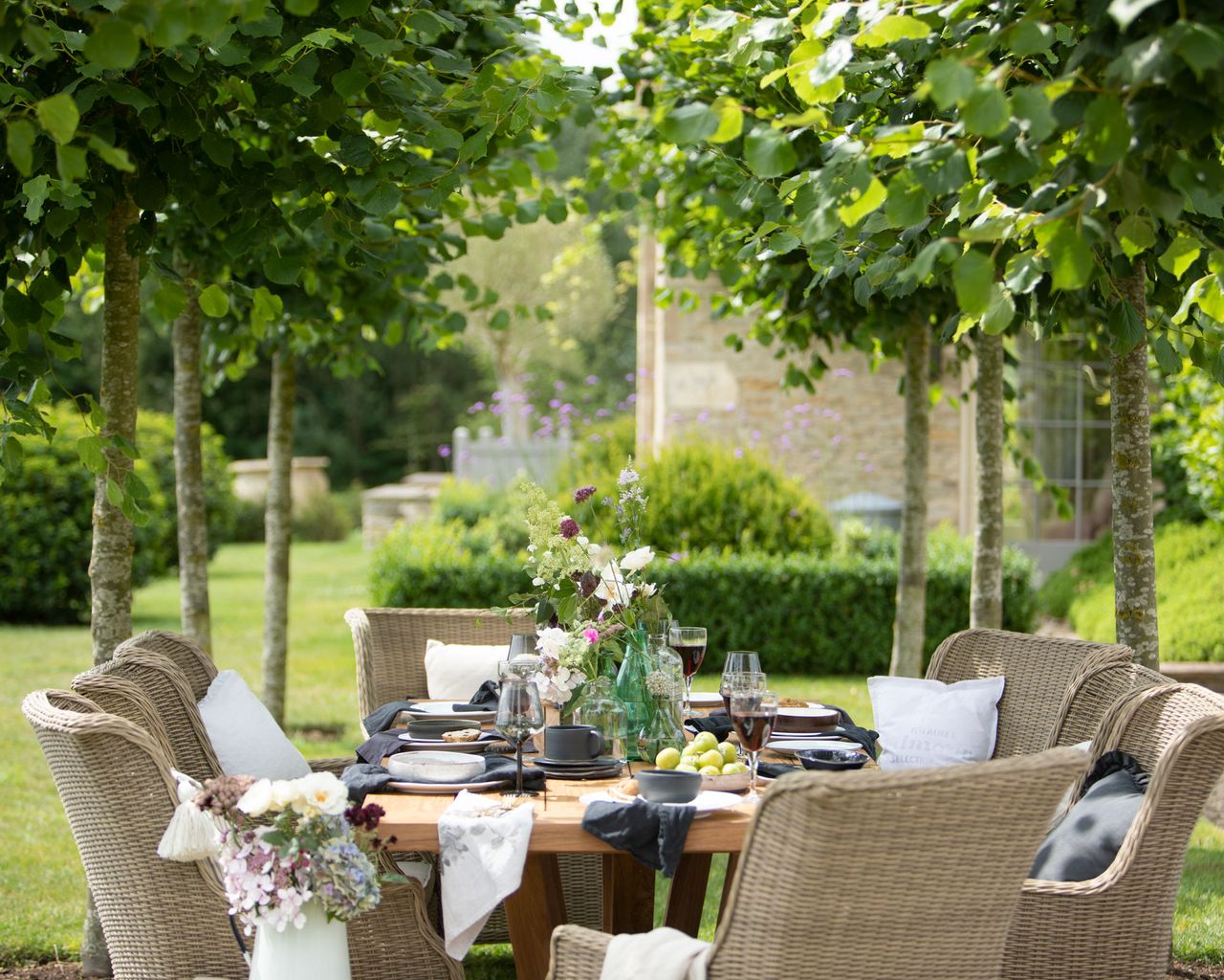 Outdoor table decorating ideas: 16 pretty looks to try | Gardeningetc
