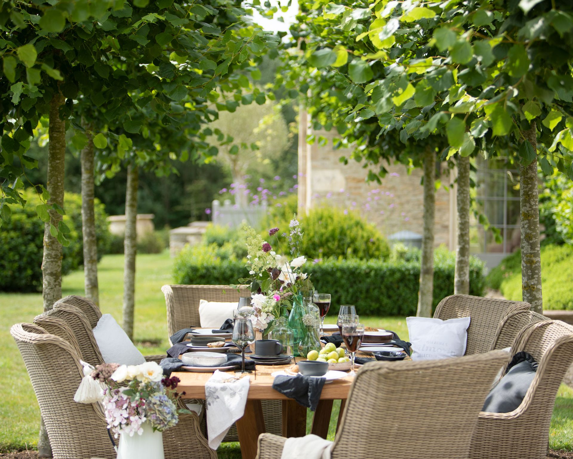 Outdoor table decorating ideas: 16 pretty looks to try | Gardeningetc