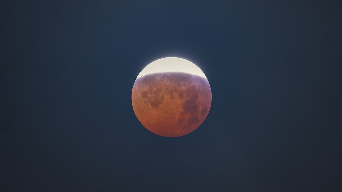 The 'Super Blood Wolf Moon' Ends with a Lunar Corona in Gorgeous Time ...