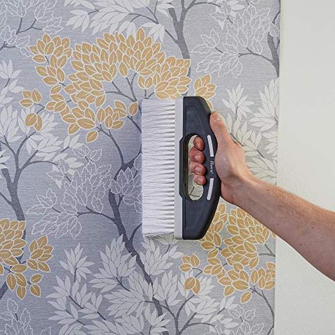How to wallpaper corners for a professional-looking finish | Homebuilding