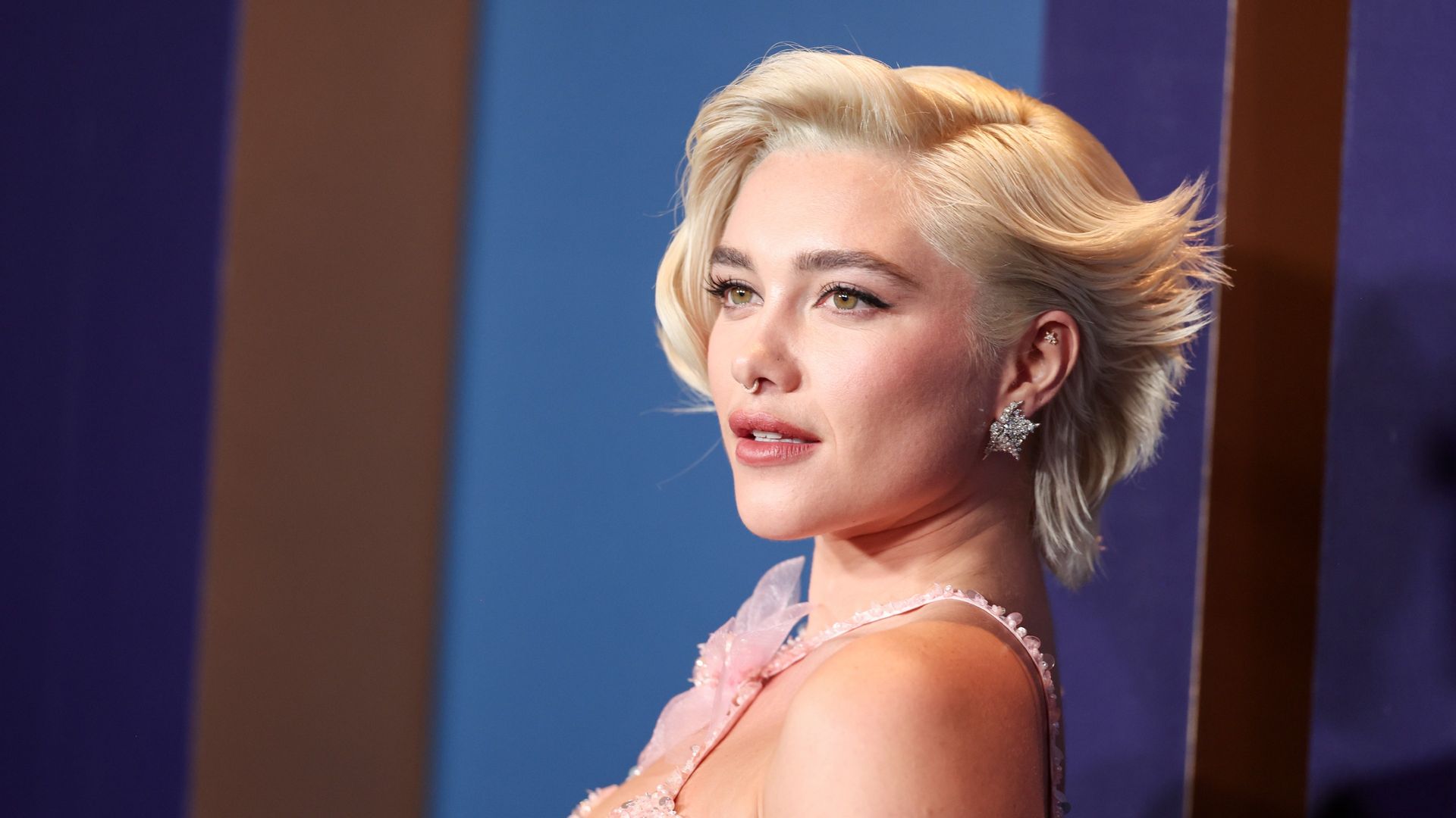 Florence Pugh's Latest Grow-Out Hairstyle Features a Sculptural Swoop ...