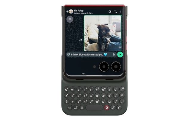 Clicks Keyboard on the Moto Razr Ultra 2025 is a throwback to simpler ...