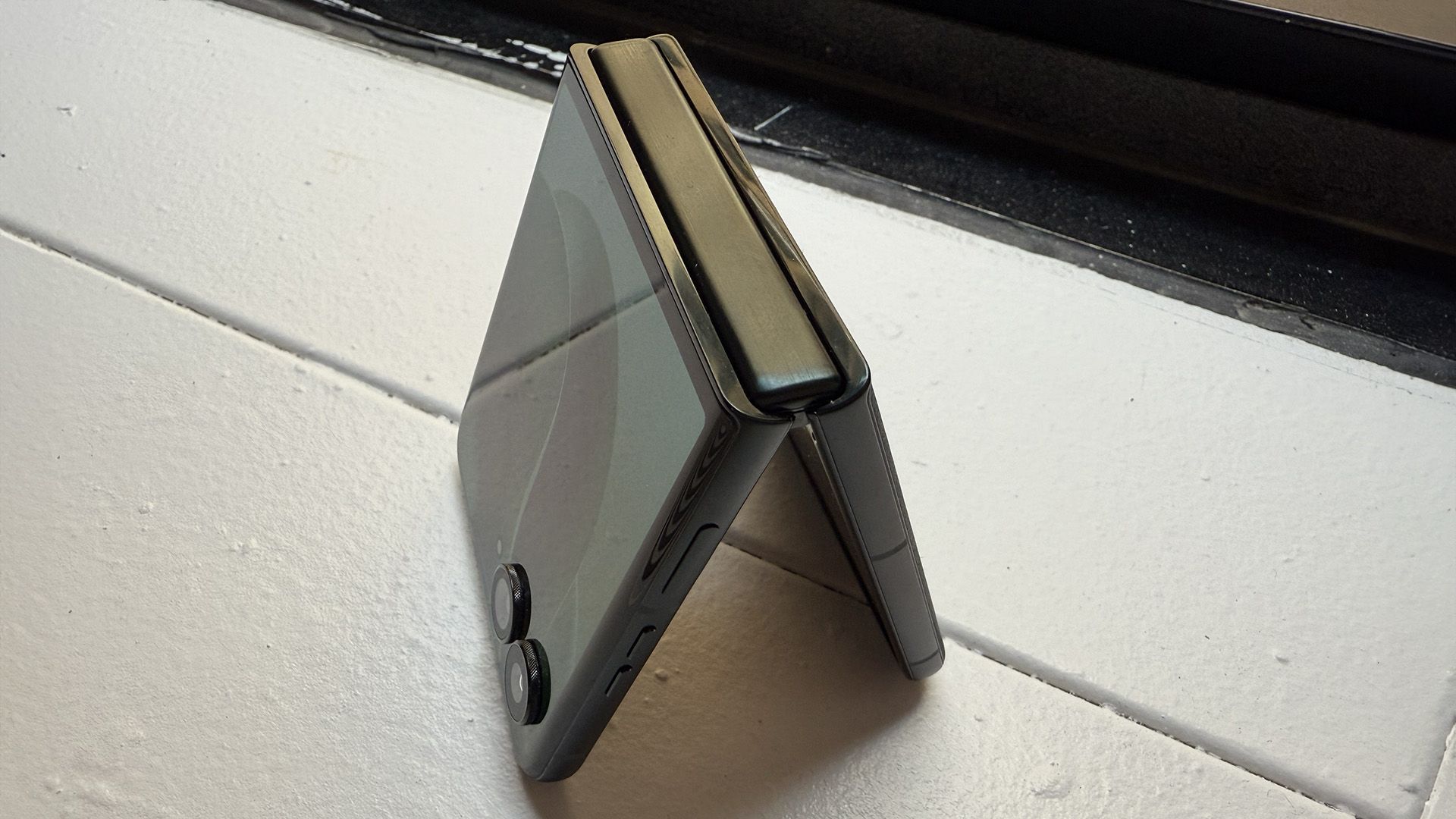 7 things you need to know about the Motorola Razr 60 Ultra: The latest ...