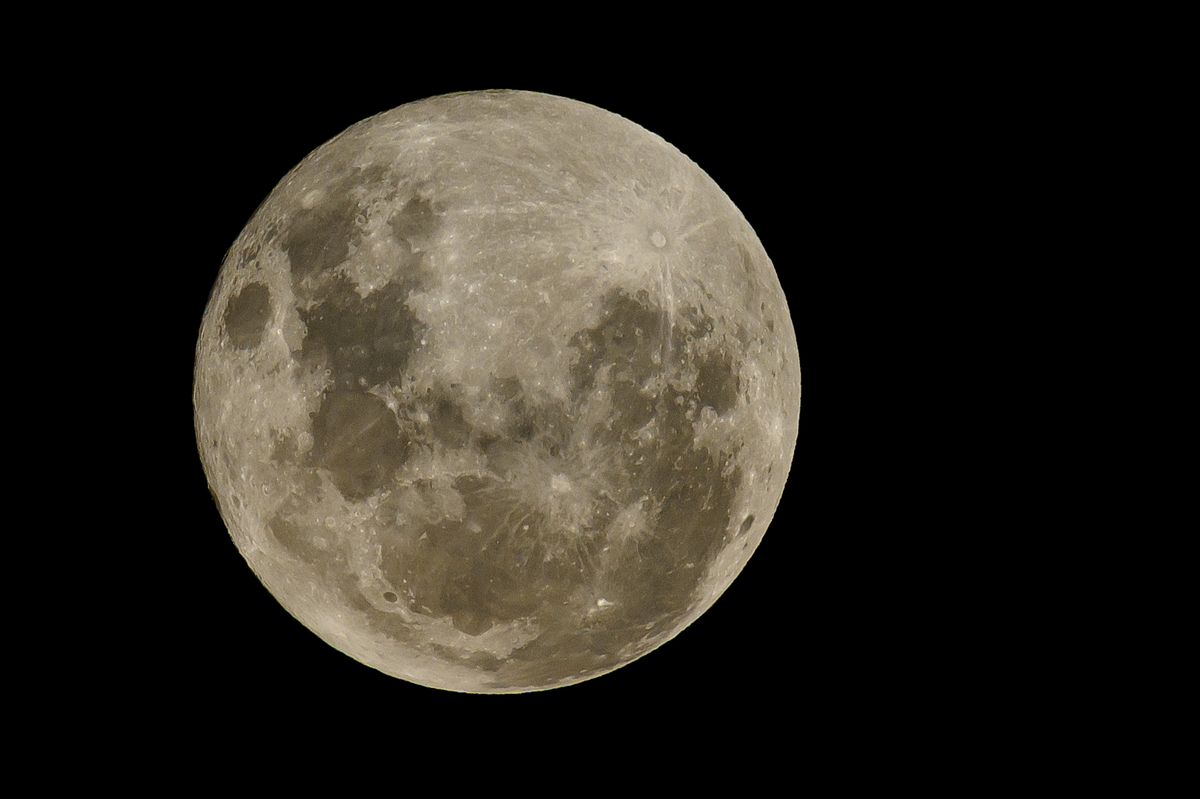 April's Full Pink Moon captivates skywatchers worldwide with dazzling ...