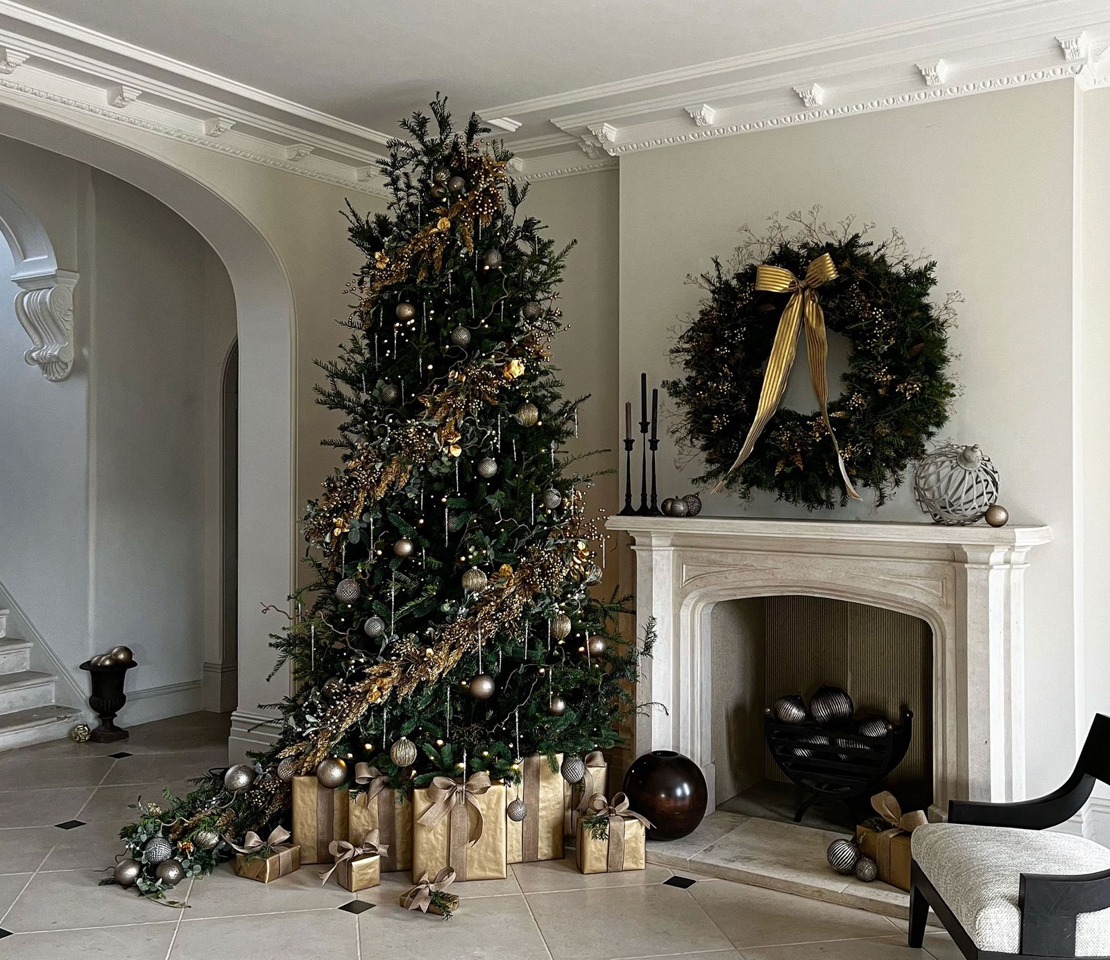 7 Tips From a Professional Christmas Tree Designer | Livingetc