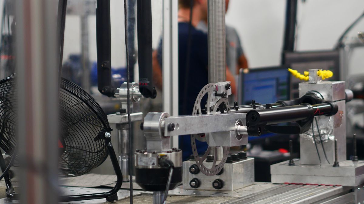 Ever wondered how much your MTB suspension fork can bend? I take a look ...