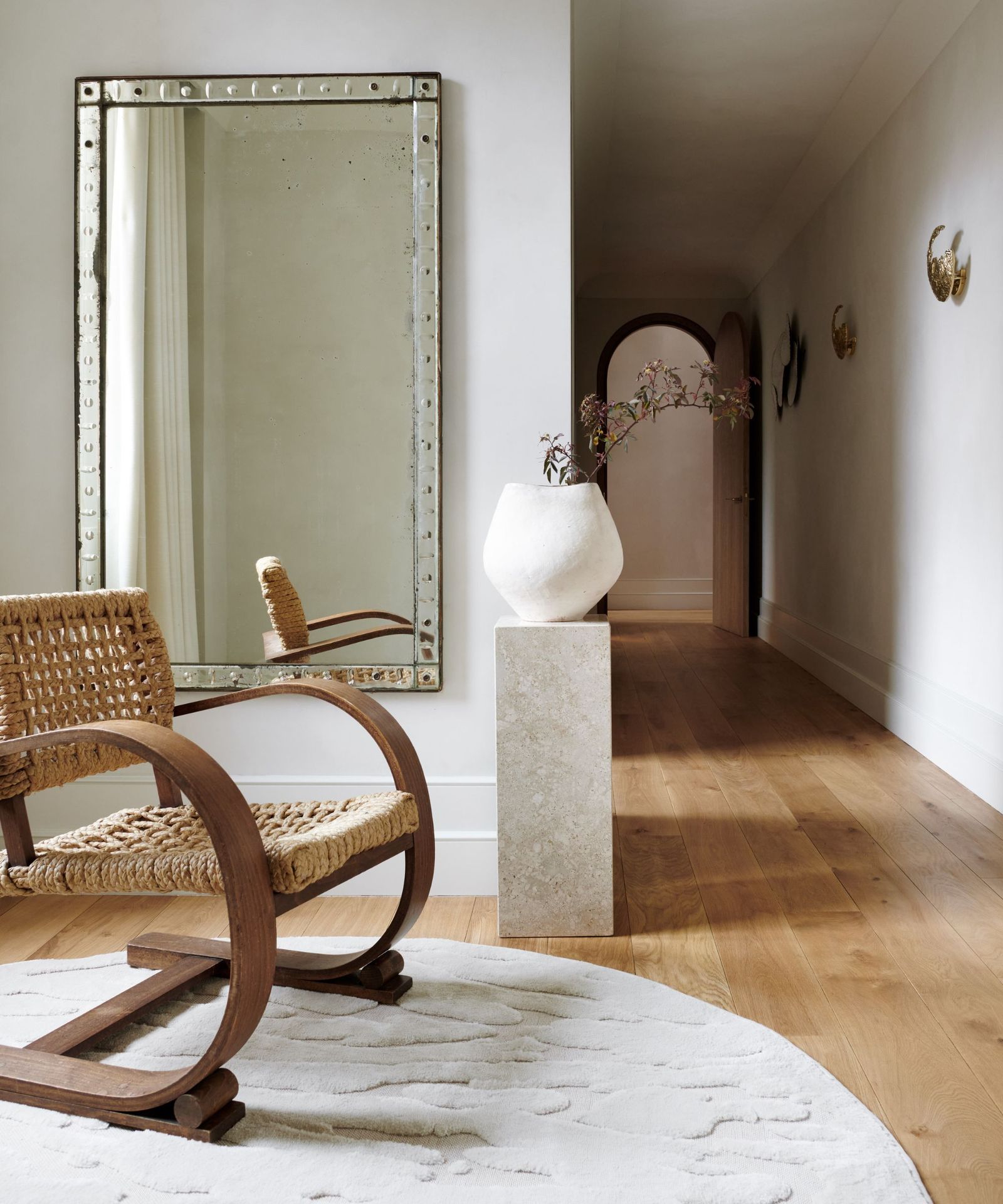 When should you use a round rug? Designers weigh in | Homes and Gardens