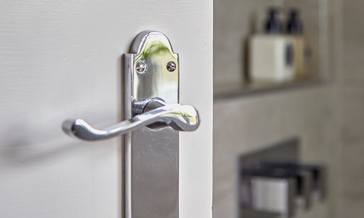 How to fix a door handle that is loose: a step-by-step guide | Ideal Home
