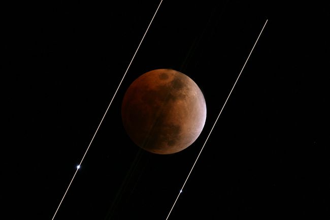 How to Photograph a Total Lunar Eclipse (A Moon Photo Guide) | Space