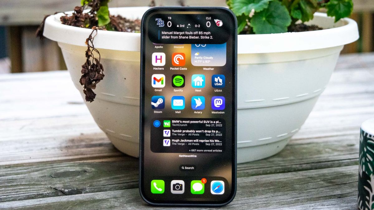 iPhone 14 Pro’s Dynamic Island shows live sports scores in iOS 16.1 ...