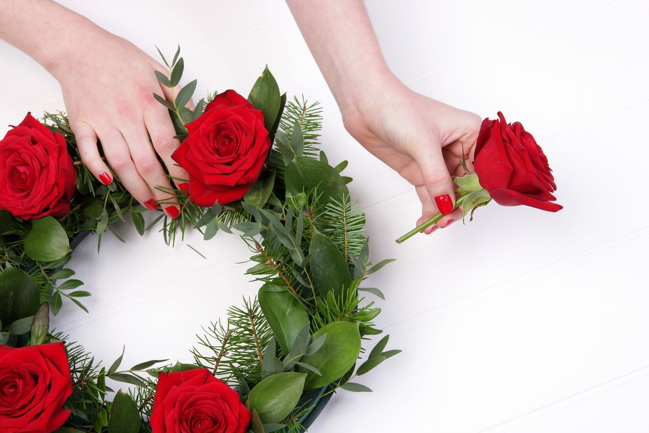 How to make a floral Christmas wreath | GoodtoKnow