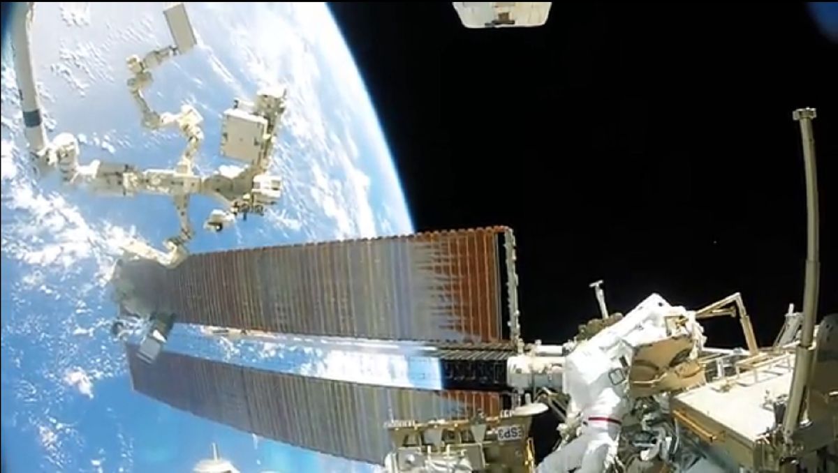Astronaut's-Eye View: Stunning Spacewalk Video Captures Vistas from ...