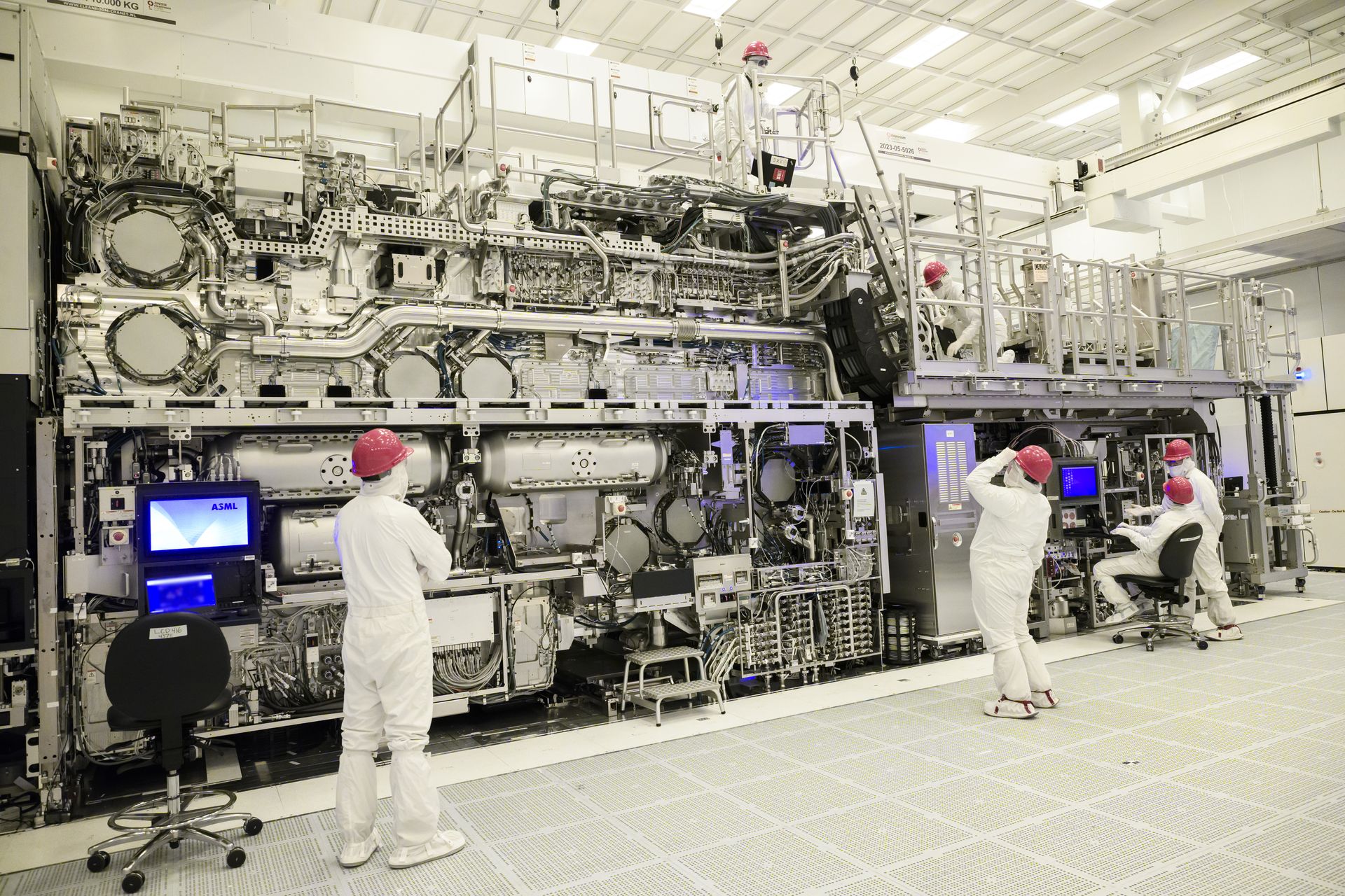 Intel completes assembly of first commercial High-NA EUV chipmaking ...