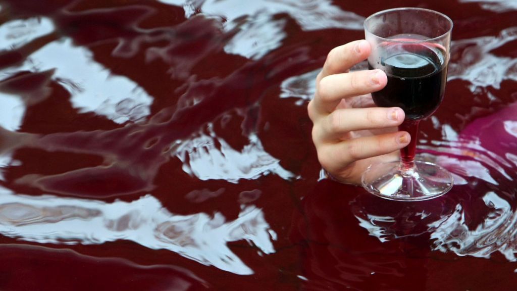 Red Wine Pool - Japanese Red Wine Spa | Marie Claire