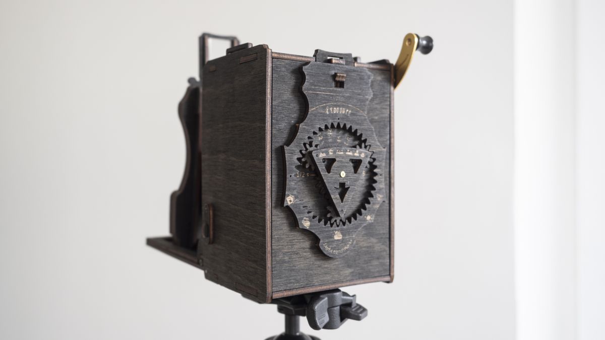 This wooden hand-crank camera might be the most fun I've ever used ...