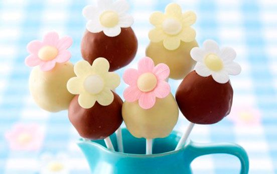 Flower cake pops | Baking Recipes | GoodtoKnow