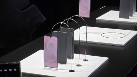 Samsung Galaxy Edge first look: How thin is Samsung's ultra-slim phone ...