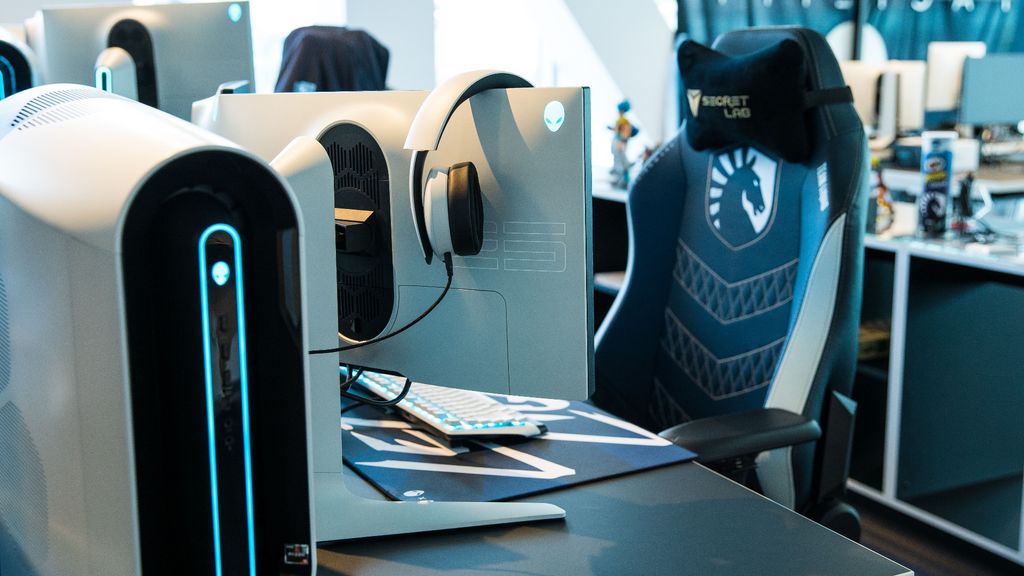How to train an esports team: private chefs, psychologists, and ...
