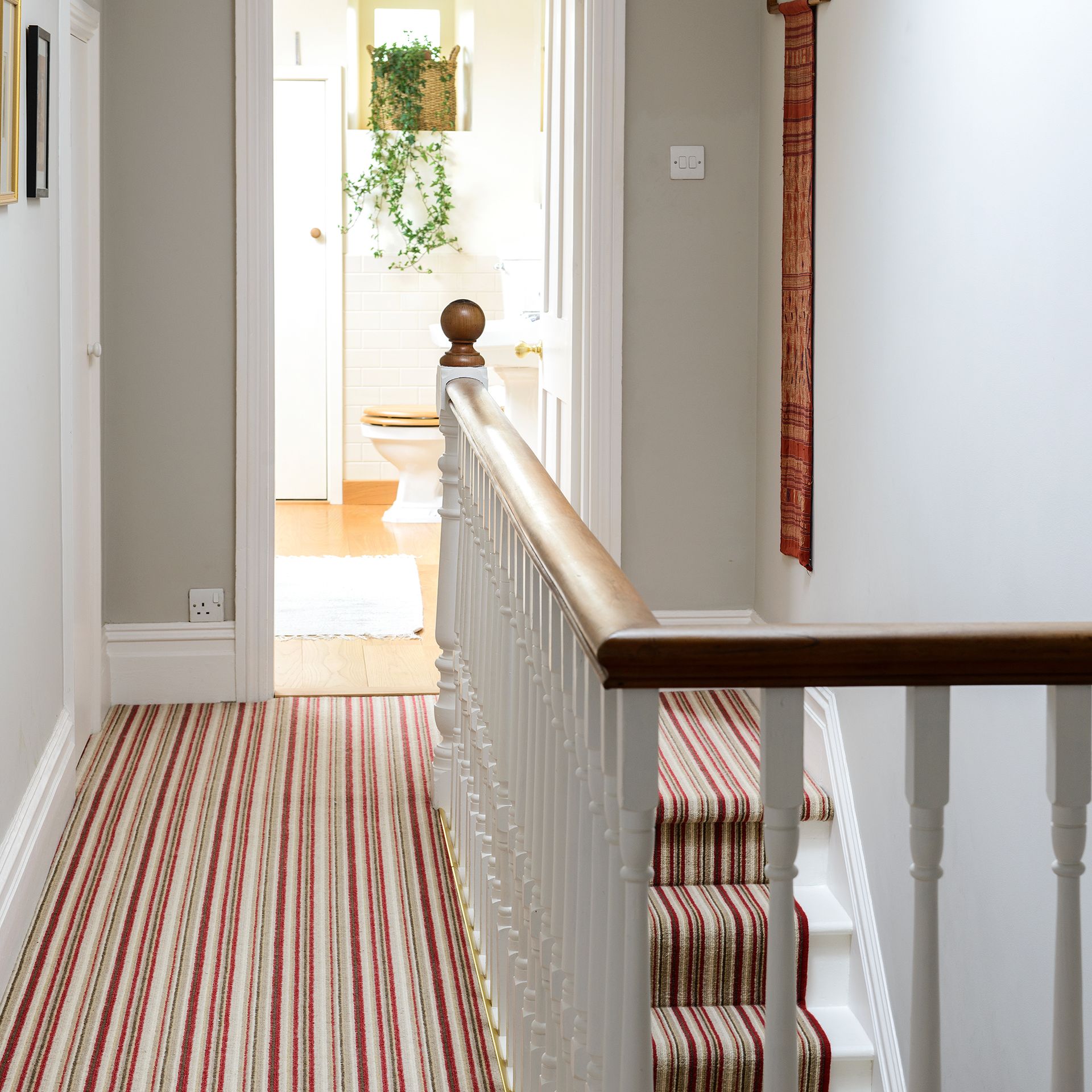 How to paint skirting boards with carpet in 5 easy steps | Ideal Home