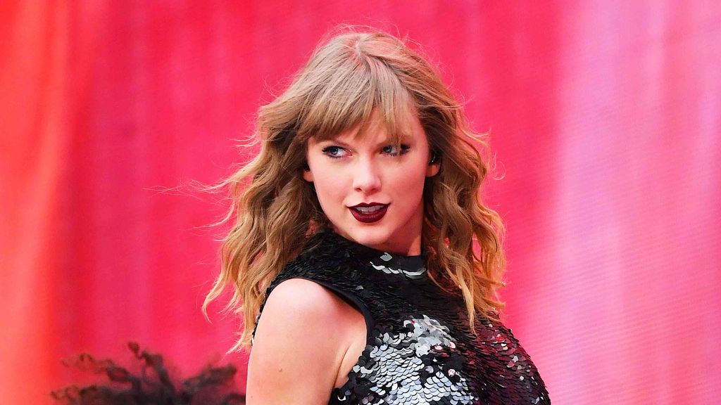 Taylor Swift Hosted a New Year's Eve Costume Party With Blake Lively ...