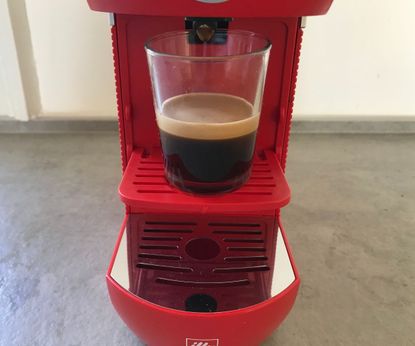illy ESE coffee maker review: for chic compostable coffee | Homes and ...