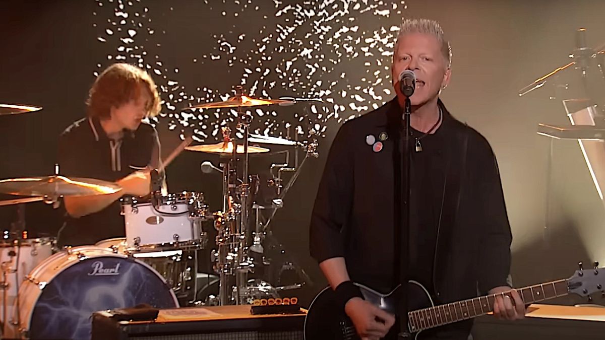 Watch The Offspring play one of the biggest pop-punk anthems of the ...