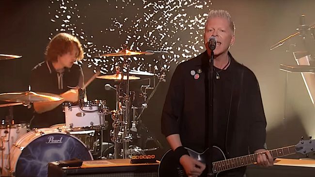 Watch The Offspring play one of the biggest pop-punk anthems of the ...