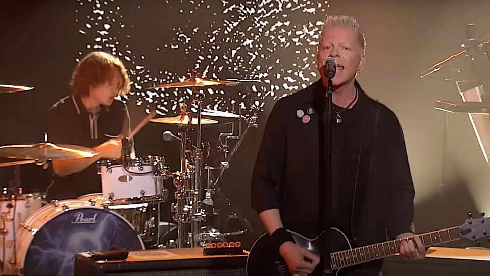 Watch The Offspring play one of the biggest pop-punk anthems of the ...