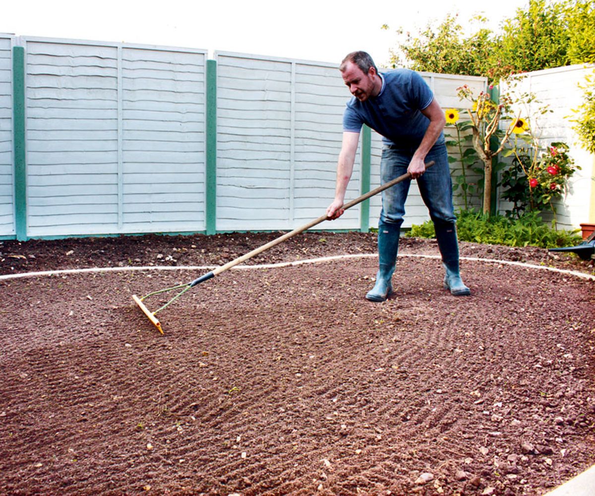 How to lay turf like a pro: 3 steps to a successful lawn | Homebuilding
