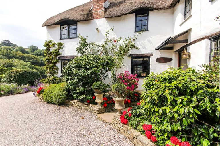 A 'quintessential English cottage' in Devon with endless charm ...