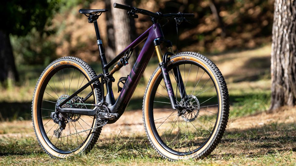 BMC Fourstroke AMP LT LTD first ride review – lightweight downcountry e ...