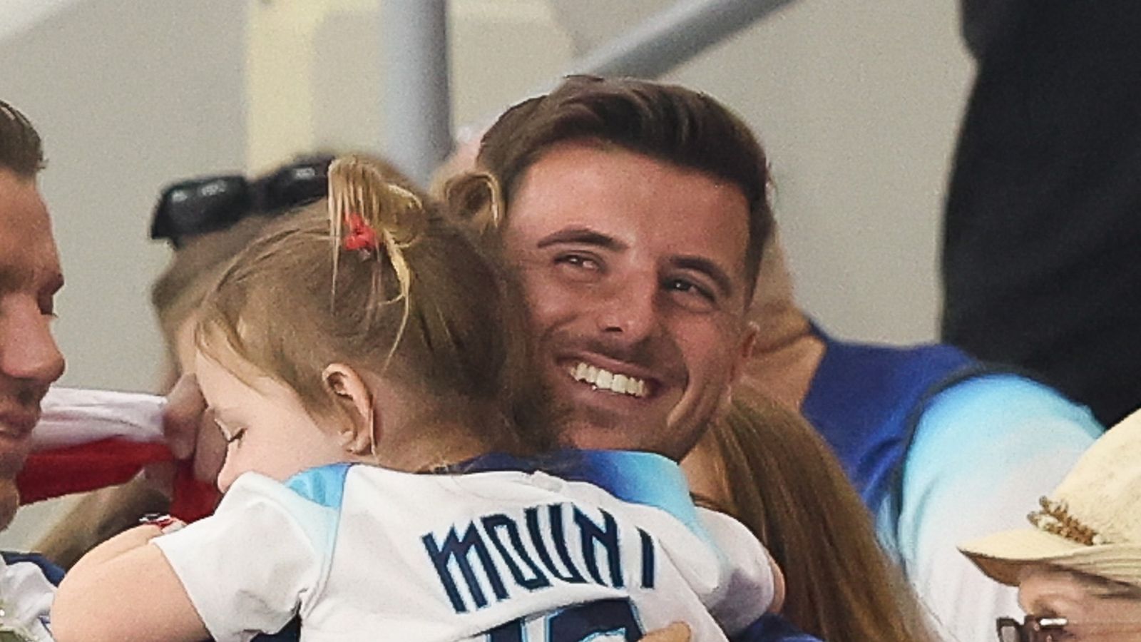 Mason Mount hugs niece for the first time ever in adorable family ...