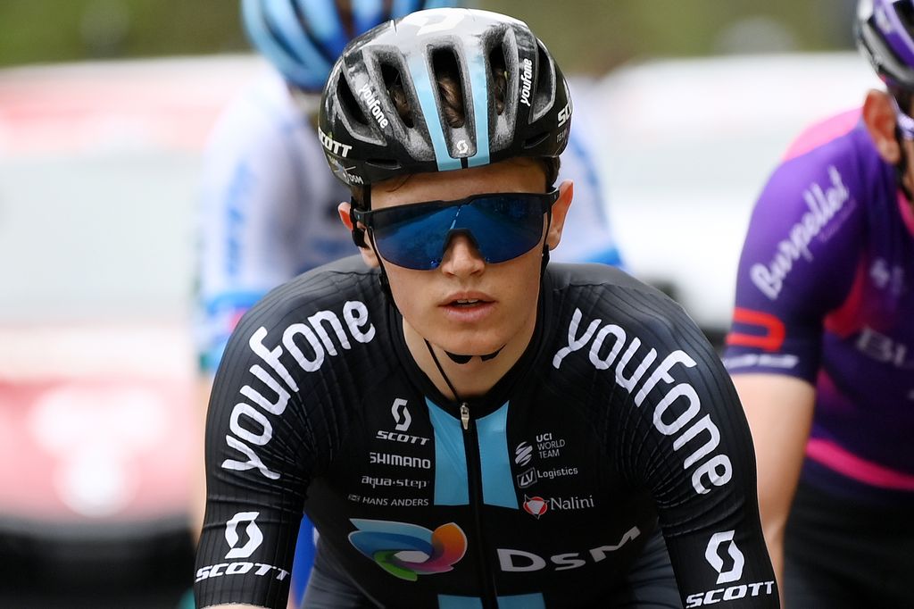 Service, escapes and innocence: Oscar Onley's week of tough love on the ...