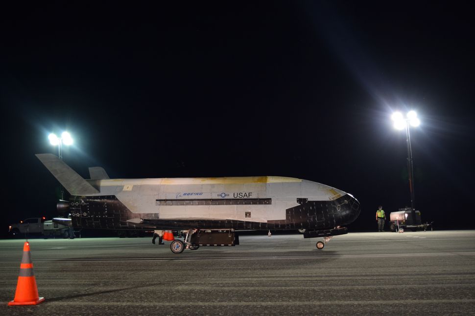US Air Force's X-37B Space Plane Lands After Record 780-Day Mystery Mission | Space