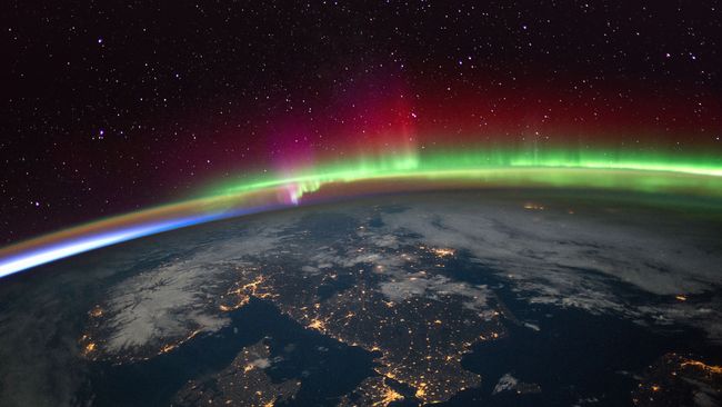 32 stunning photos of auroras seen from space | Live Science