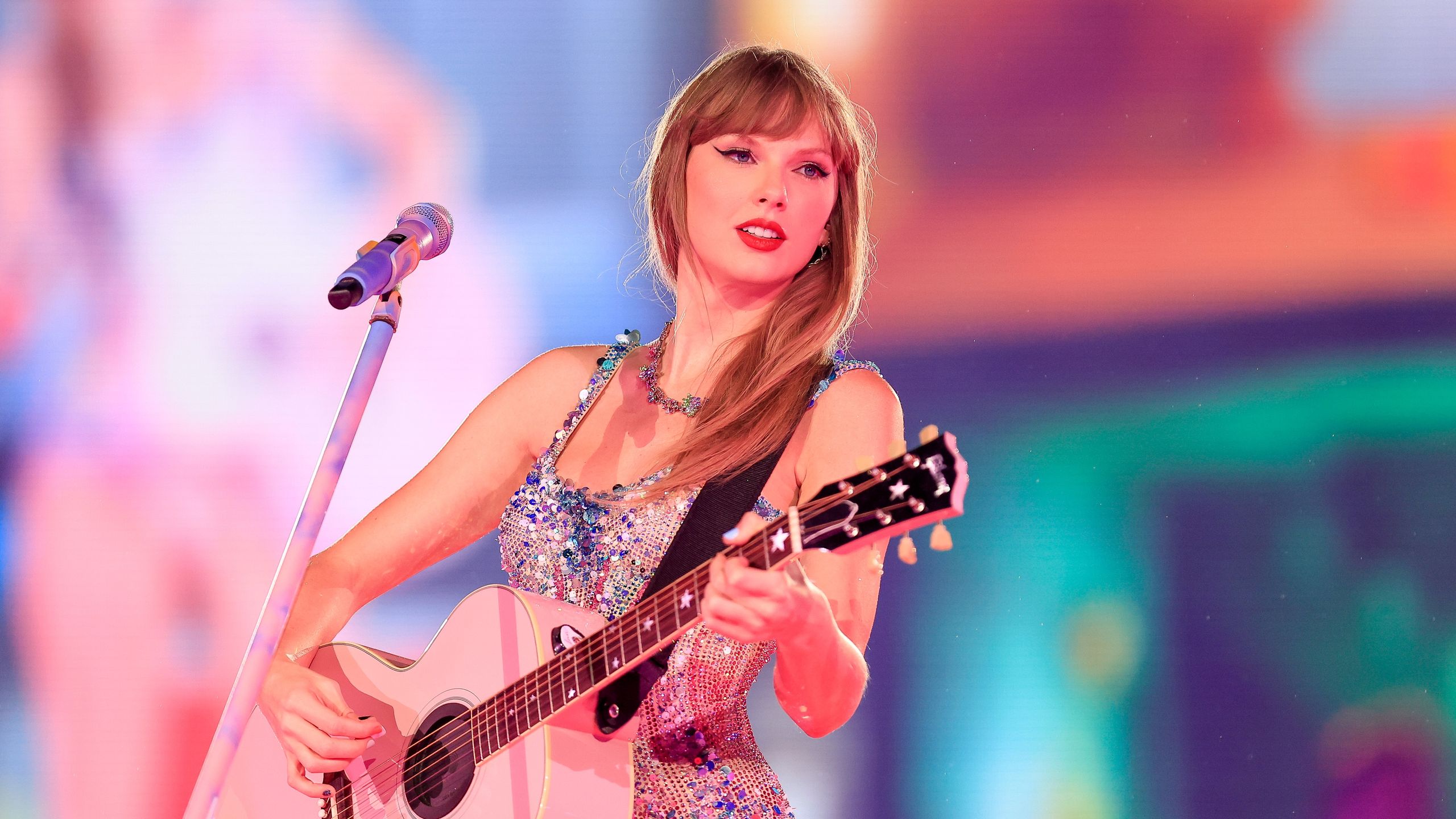 Taylor Swift Swapped Her Signature Bangs For a Deep Side Part | Marie ...
