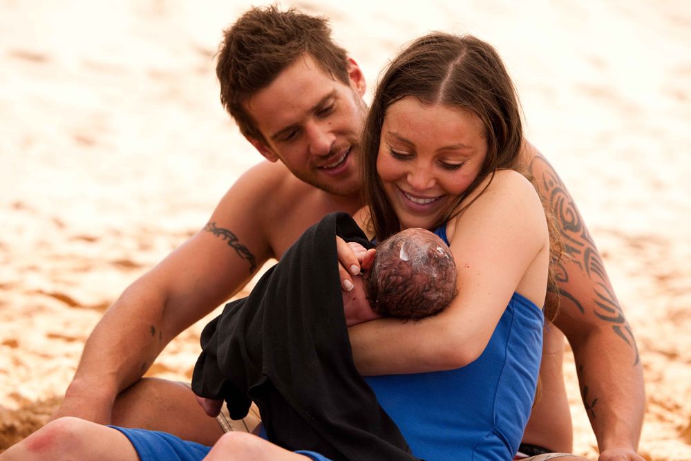 Jess gives birth on the beach! | Home and Away | Photos | What's on TV ...
