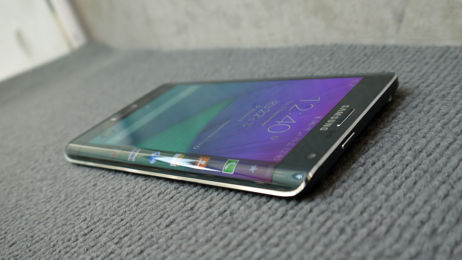 Samsung says its first truly bendable device will launch 'by the end of ...