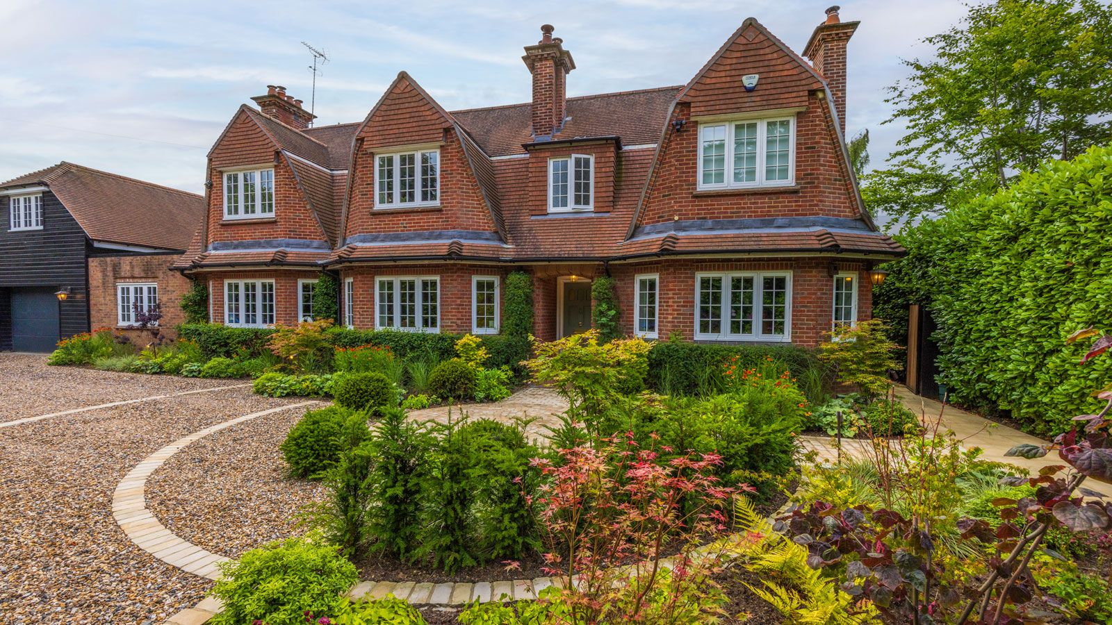 8 considerations when turning a front garden into a driveway | Homebuilding