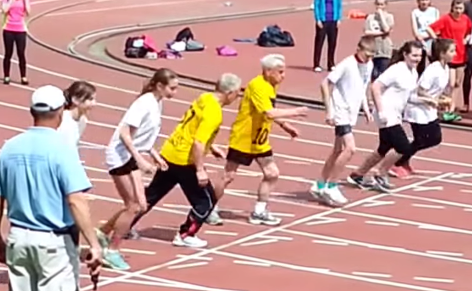 ‪104-year-old man sets European record as oldest person to complete 100 ...