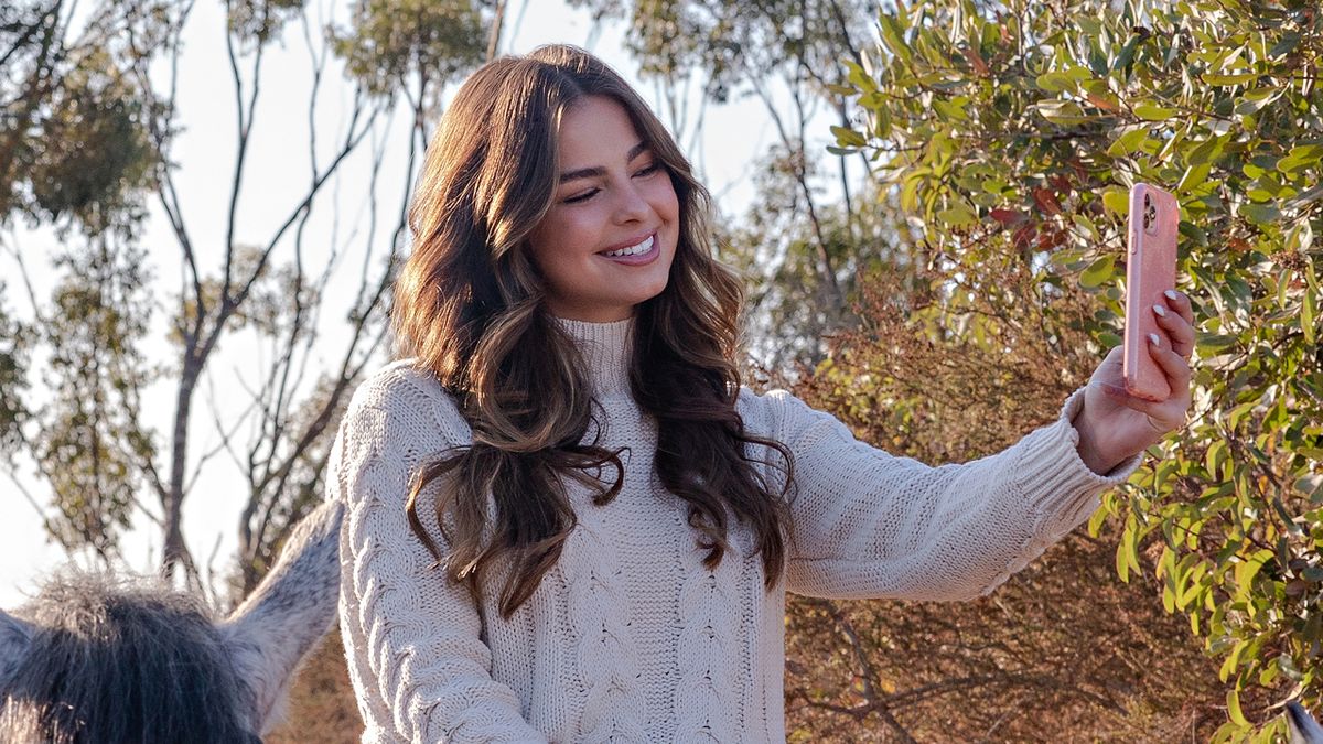 Addison Rae Dropped Photos Partying With Cast And Crew Of Eli Roth's ...