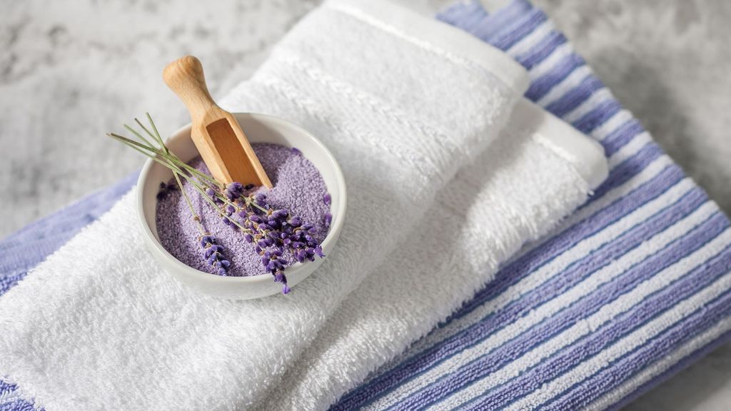 How to fold hand towels like a spa: expert steps and video | Homes and ...