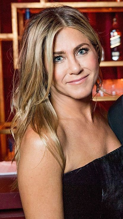 Jennifer Aniston’s makeup artist reveals the exact products she uses to ...