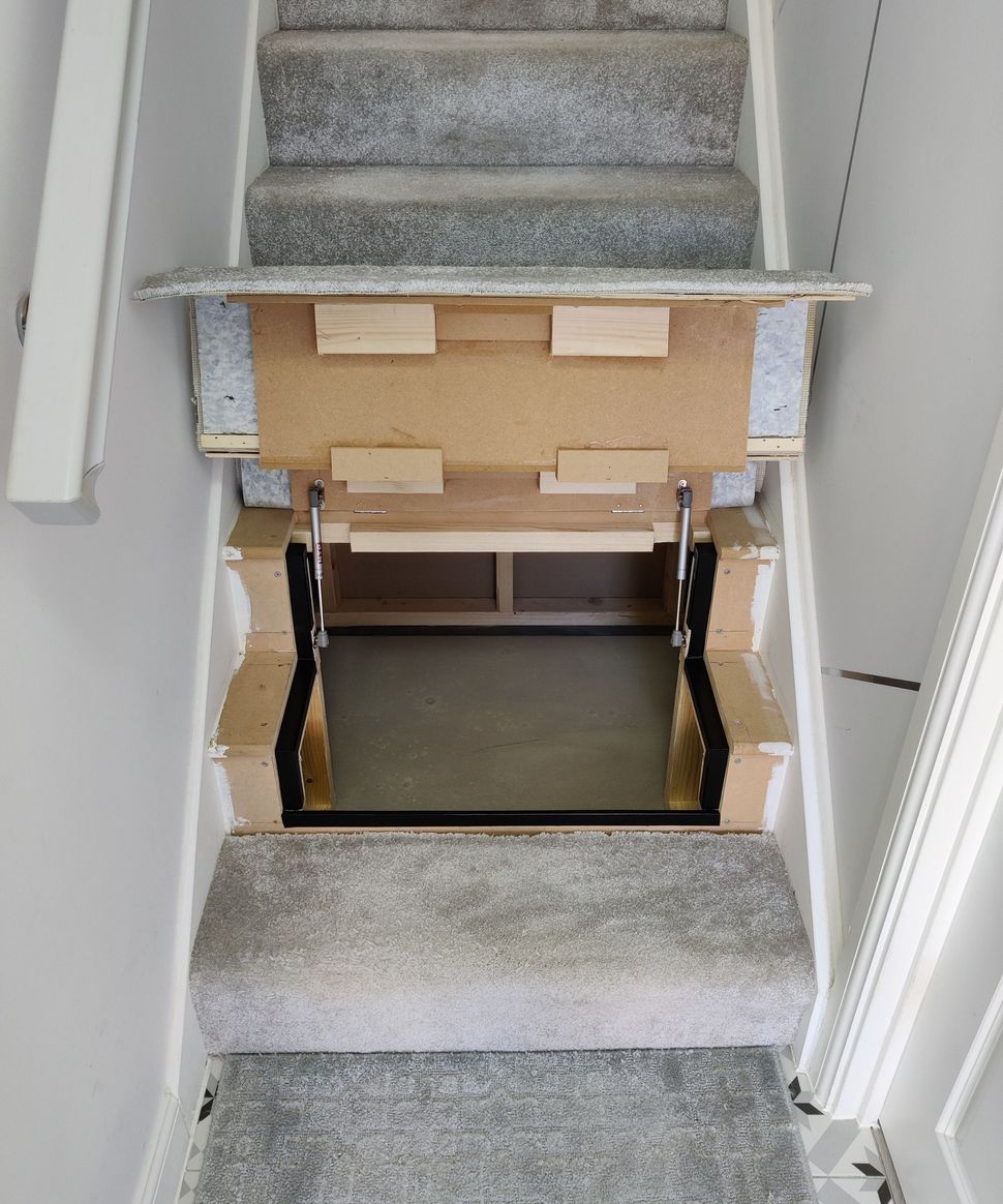 Lift up stairs storage: What it is and how it works | Homebuilding